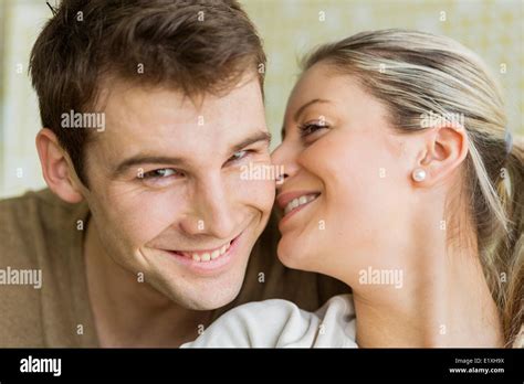 Mujeres Hermosas Besandose Fotografías E Imágenes De Alta Resolución