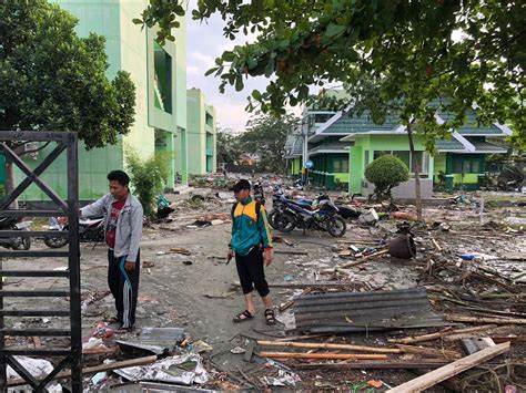 201 Gempa Susulan Terjadi Di Palu Warga Pilih Tidur Di Lapangan