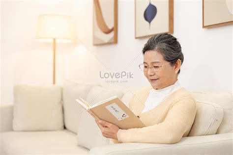 할머니는 소파에서 책을 읽고 사진 무료 다운로드 Lovepik
