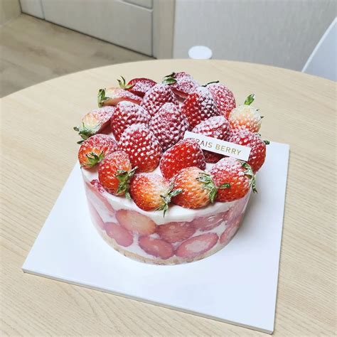 딸기케이크🍓🍰 프레베리 프레베리 📍마곡 발산역 1호 ₩41000 2호 ₩51000 딸기케이크 종류는 프레베리 레드베리 두가지이고 레드베리는 미니사이즈₩