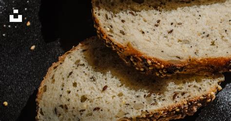 검은 섬유에 얇게 썬 빵 사진 Unsplash의 무료 벽지 이미지