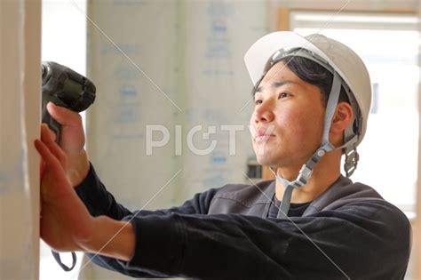 建築現場で働く若い大工 Id 6011 ご当地写真・イラスト素材サイト Pictyピクティ