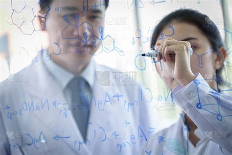 亚洲科学家团队在实验室进行研究。