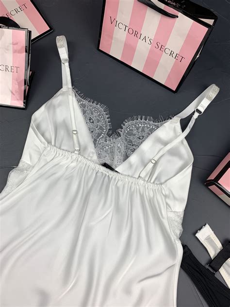 Пеньюар Victoria S Secret Модель 2 с кружевом и стразами белого цвета