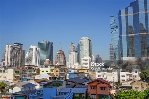 전경에 빈민가가 있는 방콕의 탁 트인 도시 스카이라인 급속히 발전하는 도시와 국가 경제의 대조 0명에 대한 스톡 사진 및 기타