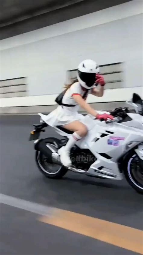 Ideas De Chicas En Moto Chicas En Moto Mujeres En Moto Mujeres Motociclistas