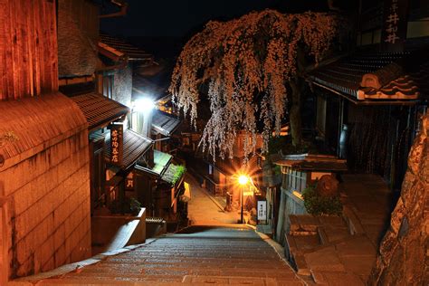 祇園の妖艶なしだれ桜 産寧坂の夜桜 京都もよう Kyoto Moyou