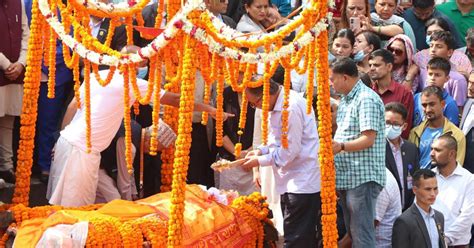 राजकीय सम्मानसहित सीता दाहालको अन्त्येष्टि प्रचण्डसहित दुई छोरीले दिए
