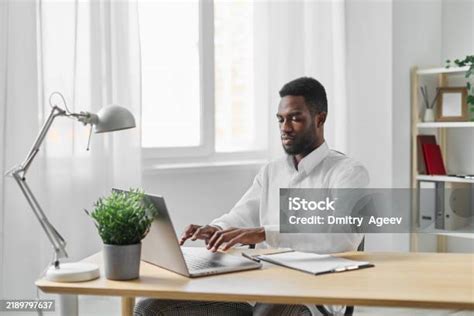남자 종업원 컴퓨터 프리랜서 휴대용 퍼스널 컴퓨터 학생 교육 온라인 사무실 아프리카 계 미국인 일 20 24세에 대한 스톡 사진 및 기타 이미지 Istock