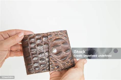 흰색 배경에 고립 된 가죽 갈색 지갑 지갑을 들고 손 브라운 레더지갑으로 만든 남성 용 소품으로 돈과 카드를 위한 핸드메이드