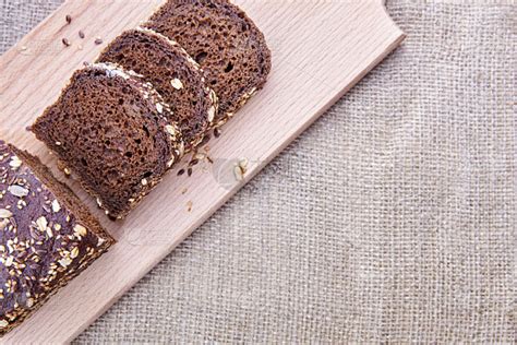 黑麦切片面包，上面有整个葵花籽，亚麻籽和燕麦片。