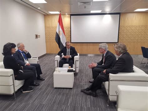 وزير الاتصالات يبحث مع شركات عالمية جذب استثمارات إلى مصر