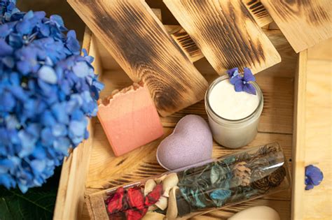 수제 바디 크림 목욕 폭탄 비누는 나무 상자에 있습니다 맛말린 꽃이 있는 유리 병 수국 꽃의 잔개 스파 살롱 사우나 세트 0명에 대한 스톡 사진 및 기타 이미지 Istock