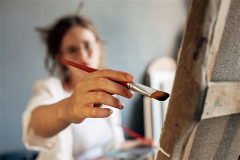 아트 스튜디오에서 페인트 브러시와 캔버스에 여성 예술가 그림 그녀의 작업장에서 안경 그림을 가진 여성 화가 20 29세에 대한 스톡 사진 및 기타 이미지 Istock