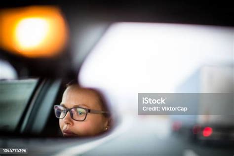 고속도로에서 자동차를 운전 하는 드라이버 거울에 대한 스톡 사진 및 기타 이미지 거울 검은색 고속도로 Istock