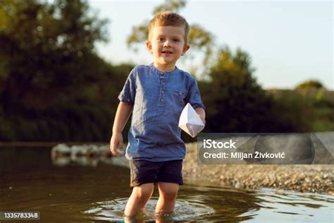작은 백인 소년 금발 머리 3 살 화창한 여름 또는 가을 저녁에 강이나 호수에 혼자 서 종이 보트 어린 시절 평온 개념 복사 공간 2 3 살에 대한 스톡 사진 및 기타