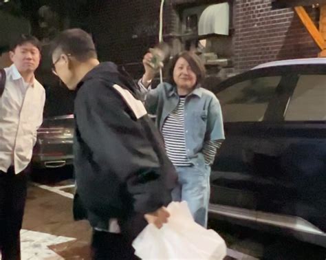 최유라쇼 최쇼팀 어제 회식했어요☺️ 제철 먹거리 여왕 유라 언니 픽 제철 쭈꾸미 회식🐙 뒤 간판처럼 올해도 최쇼와 함께 잘 살아봅시다~~ ️ 유즘 유행하는 지브리풍