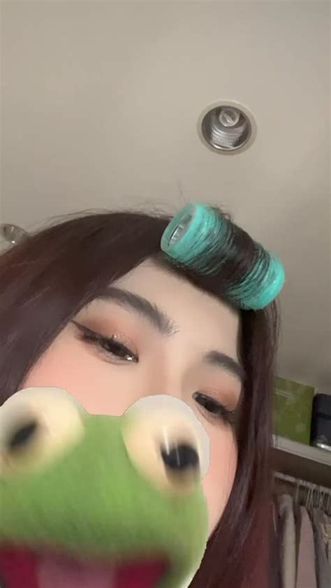 先把大數據推給需要假睫毛的女人們 太扯 第一次用差點丟掉 第二次用手貼都可以貼成這樣是怎樣 歐米茄 我真的大震驚 不用膠水的假睫毛我買一打回去💰💰