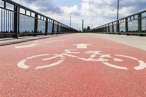 자전거 표지판 자전거 차선 기호는 보행자 다리에서 자전거의 도로를 나타냅니다 걷기에 대한 스톡 사진 및 기타 이미지 걷기 경계 표지 교통 Istock