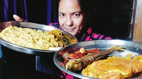 Eating Khichdi With Aalu Fry Fish 🐠 Fry Egg Aamlet Begun Fry🔥🔥🔥