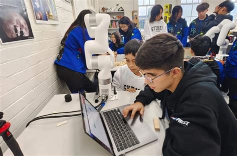 Ofrece apoyo a equipo mexicano campeón en robótica
