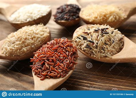 Tipos Diferentes De Arroz Nas Colheres No Fundo De Madeira Foto De