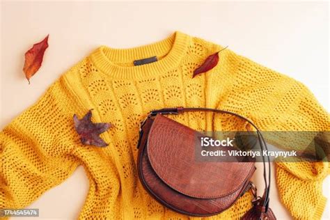 여자의 노란 스웨터와 갈색 가방 베이지색 배경에 단풍이 놓여 있다 가을 패션 컨셉 평면도 평지 0명에 대한 스톡 사진 및 기타 이미지 Istock