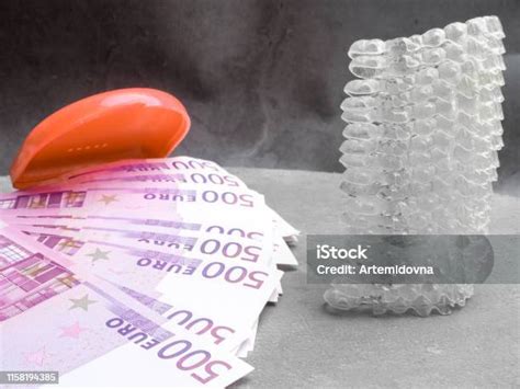 보이지 않는 치과 정렬기 현대 치아 브래킷 투명 중괄호는 치아와 돈 현금을 곧게 비용 개념 건강관리와 의술에 대한 스톡 사진 및 기타 이미지 Istock