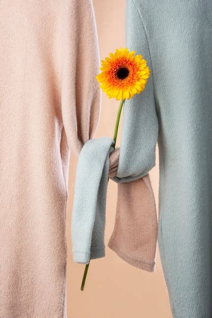 Belles Robes Et Fleur Jaune Photo Gratuite