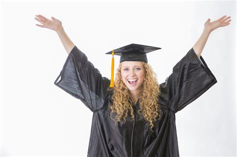 십 대 소녀 입고 졸업 모자와 가운은 흥분에 무기를 제기 한다 자유에 대한 스톡 사진 및 기타 이미지 자유 졸업식 학생 Istock