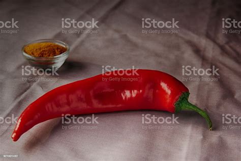 회색 콘크리트 바탕에 음식 요리의 레드 핫 칠리 후추 건강 한 먹는입니다 개체 그룹에 대한 스톡 사진 및 기타 이미지 개체