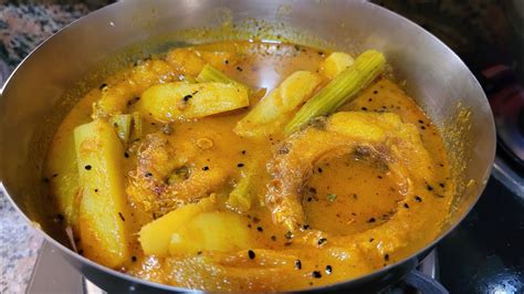 কাঁচা আম সজনে ডাঁটা দিয়ে রুই মাছের পাতলা ঝোল গরমের দুপুরে ভাতের সাথে