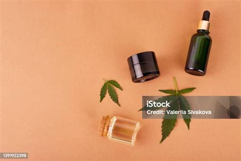 대마초 에센셜 오일 대마초 녹색 잎 마리화나와 드롭퍼 병에 Cbd 오일 추출물 의료 마리화나 한방 의학 공장 텍스트 공간입니다