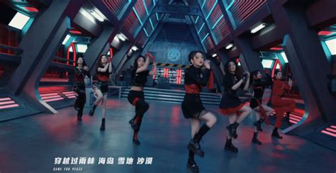 宅男心动了？硬糖少女303参加和平精英派对，浪漫波比套装真香腾讯新闻