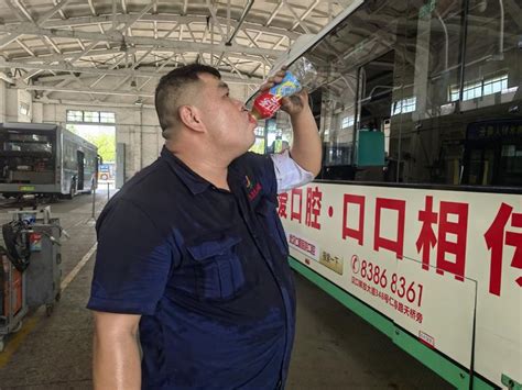 高温下，公交修理工的“炎”值担当 知乎