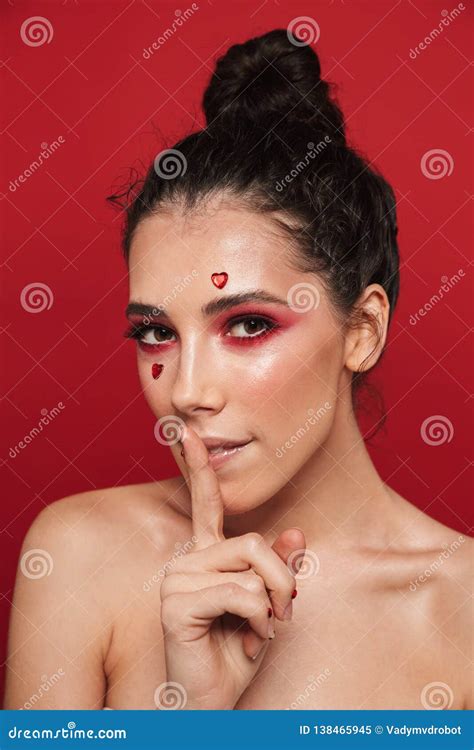 Retrato De La Belleza De Una Mujer Con Las Tetas Al Aire Joven