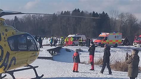 Im Eis eingebrochen Einsatzkräfte retten zwei Menschen aus dem