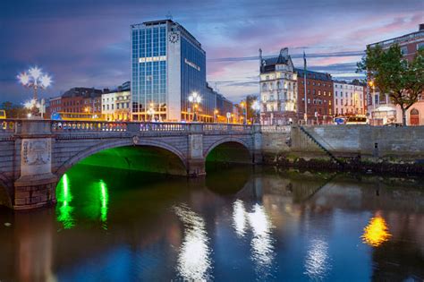 아일랜드 더블린의 저녁 하늘 아래 리피 강 위의 오코넬 다리 0명에 대한 스톡 사진 및 기타 이미지 0명 건축 교량 Istock