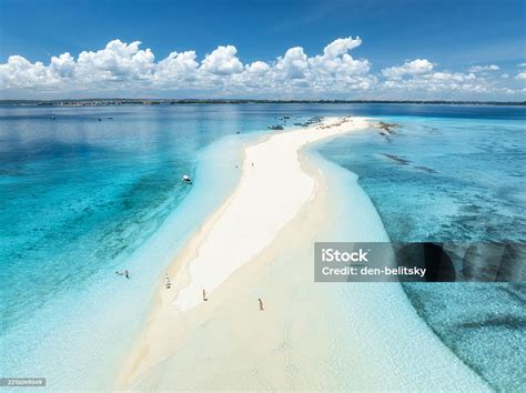 Nakupenda 섬의 공중 전망 바다의 모래톱 하얀 모래 해변 화창한 여름날 썰물 때 푸른 바다 잔지바르 모래 침 맑은 물 사람 구름이 있는 하늘의 평면도 열대 바다에