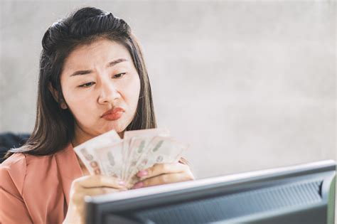 불행한 아시아 여성 노동자 손 들고 종이 통화 적은 급여와 불행 걱정하는에 대한 스톡 사진 및 기타 이미지 걱정하는 과로