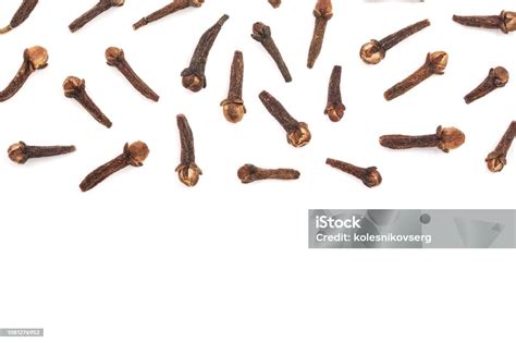 건조 향신료 정 향 또는 복사 공간 텍스트와 흰색 배경에 고립 된 카네이션 최고의 볼 수 있습니다 평면 배치 0명에 대한 스톡
