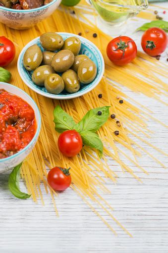 준비 파스타 스파게티토마토 올리브 오일 향신료 허브 그린 올리브 토마토 소스 재료 개념에 대한 스톡 사진 및 기타 이미지