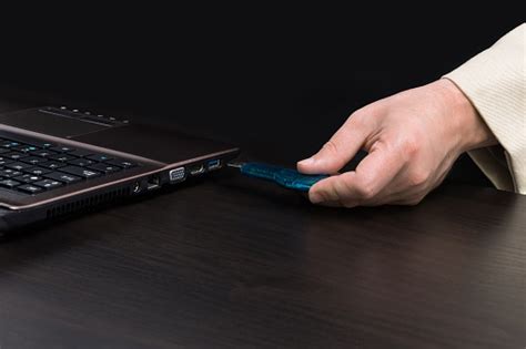 Usb 메모리 스틱 노트북에 연결하여 손에 플래시 드라이브 밝은 색상의 재킷을 입고 0명에 대한 스톡 사진 및 기타 이미지