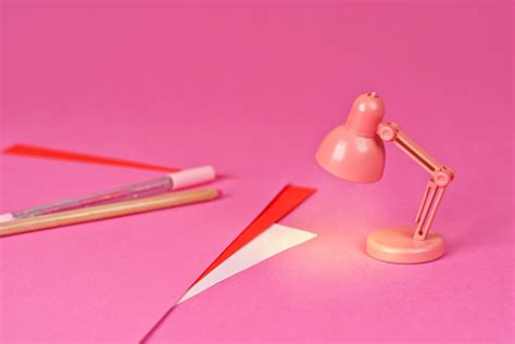 종이 의 배경에 분홍색 램프 장난감 테이블 램프 램프 근처의 텍스트를 위한 공간과 여유 공간을 복사합니다 루치 공간과 창조적 인 아이디어의 개념 0명에 대한 스톡 사진 및