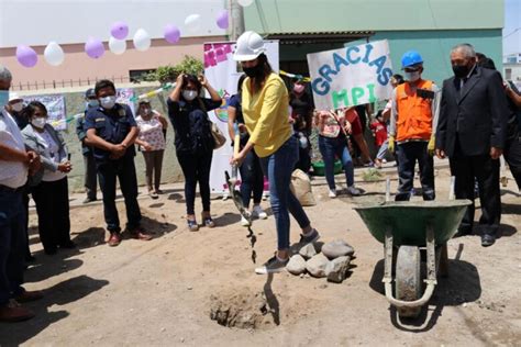 Ica Alcaldesa Emma Mejía coloca primera piedra de obra de pistas y