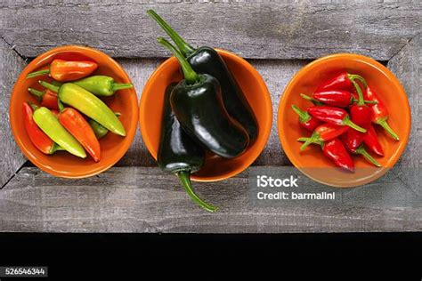 멕시코 핫 칠리 페퍼스 색상화 됐나요 할로피뇨 온 오렌지 그릇 0명에 대한 스톡 사진 및 기타 이미지 0명 건강한 생활방식