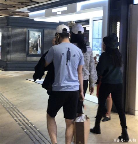 赌王小女儿何超欣参加聚会，合影任正非女儿姚安娜，网友：真名媛百科ta说