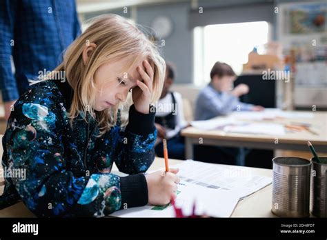 Fille En Classe Avec Un Crayon Banque De Photographies Et Dimages à