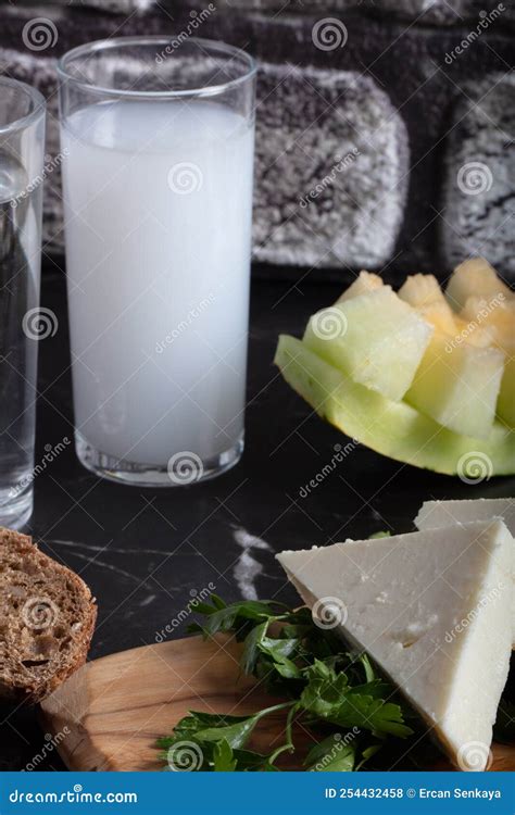 Raki Turc Avec De L Eau Sur La Table Avec Du Melon Coup Et Ap Ritif
