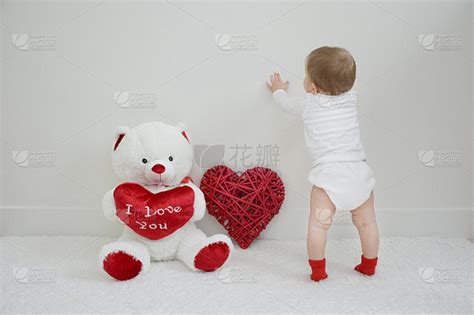 带着泰迪熊和爱心的情人节女孩